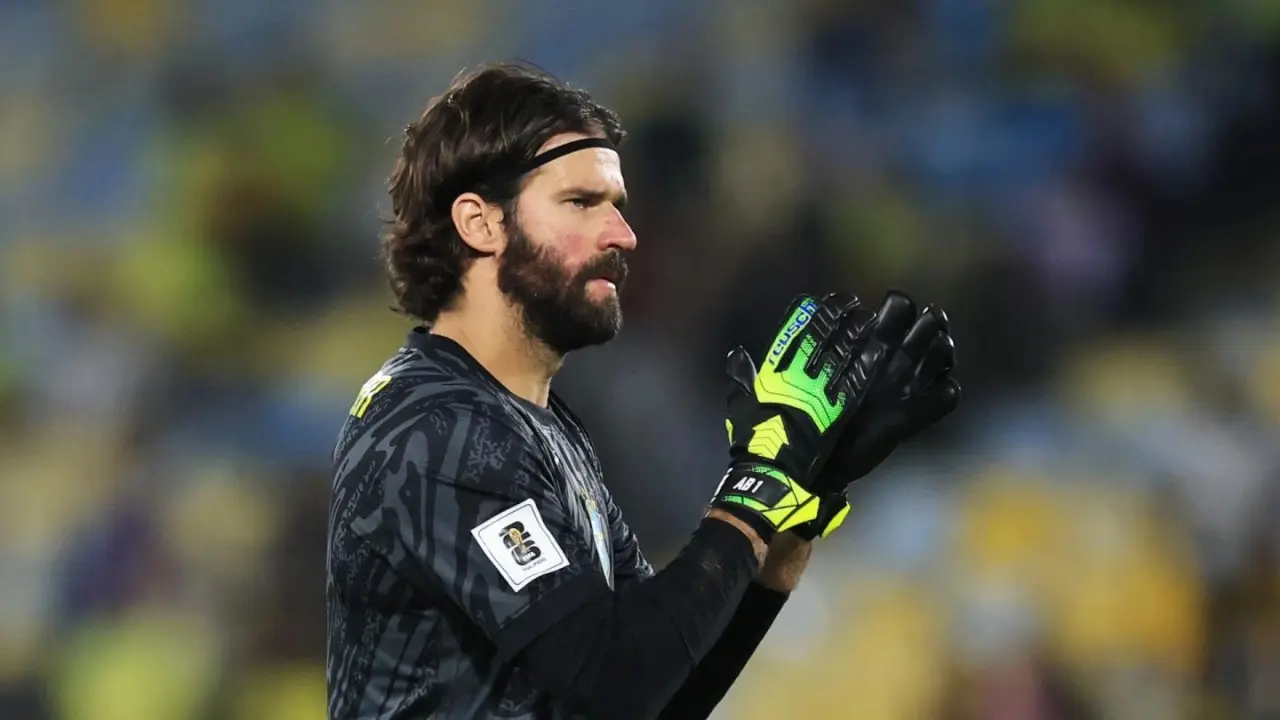 Liverpool Ingin Pertahankan Alisson Becker dan Siapkan Rencana Kontrak ...